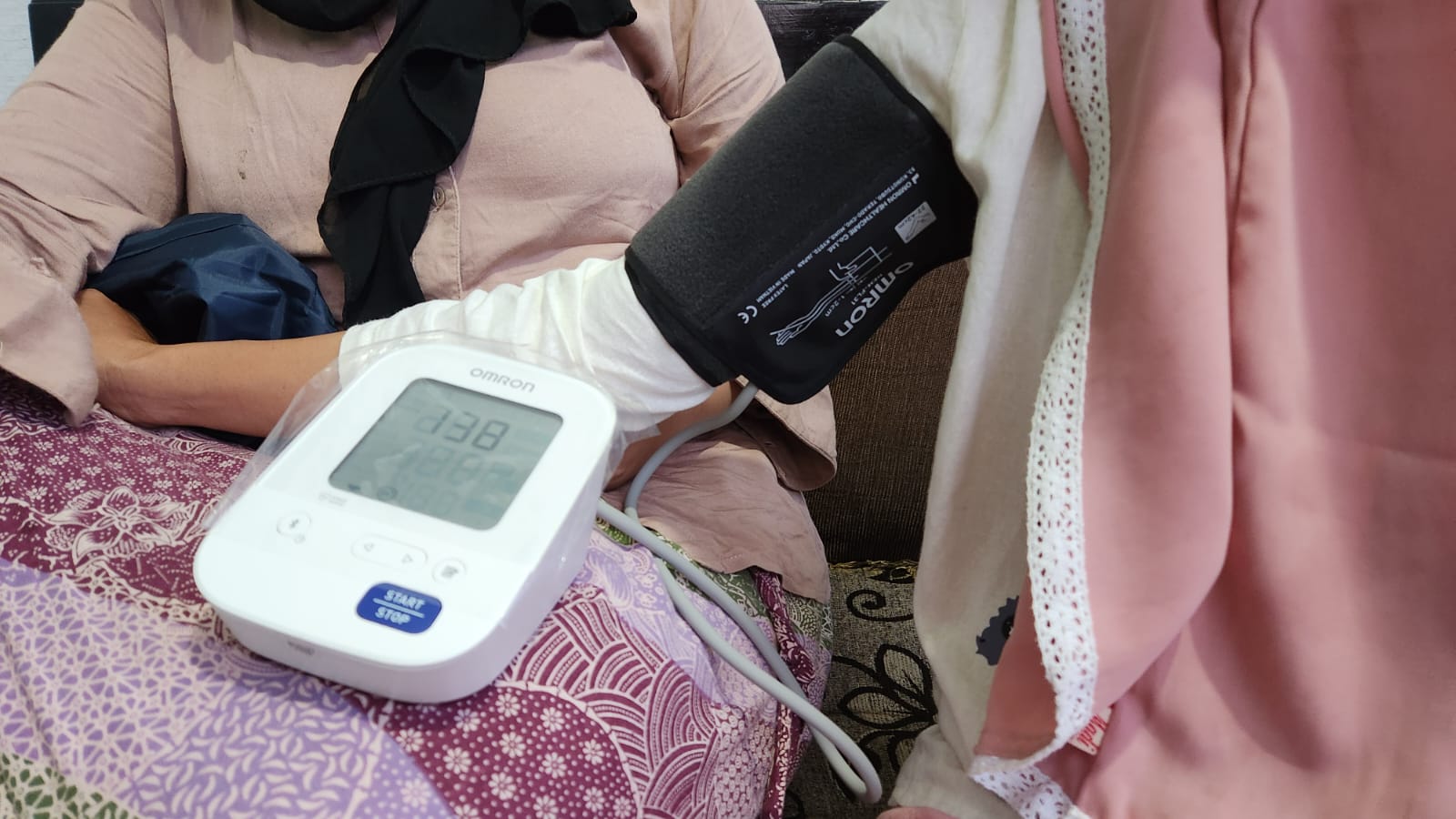 Review Omron HEM 7156T: Blood Pressure Monitor Pintar